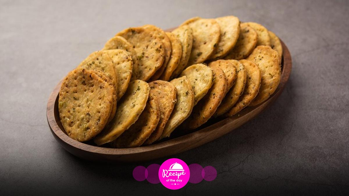 घर पर खस्ता गोल मठरी बनाने की आसान विधि | easy gol mathri recipe | HerZindagi