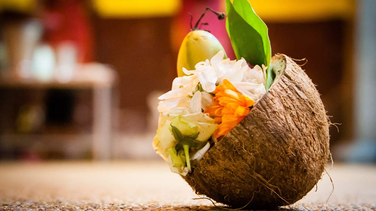 क्या वाकई महिलाओं का नारियल फोड़ना होता है अशुभ? जानें सच | why women ...