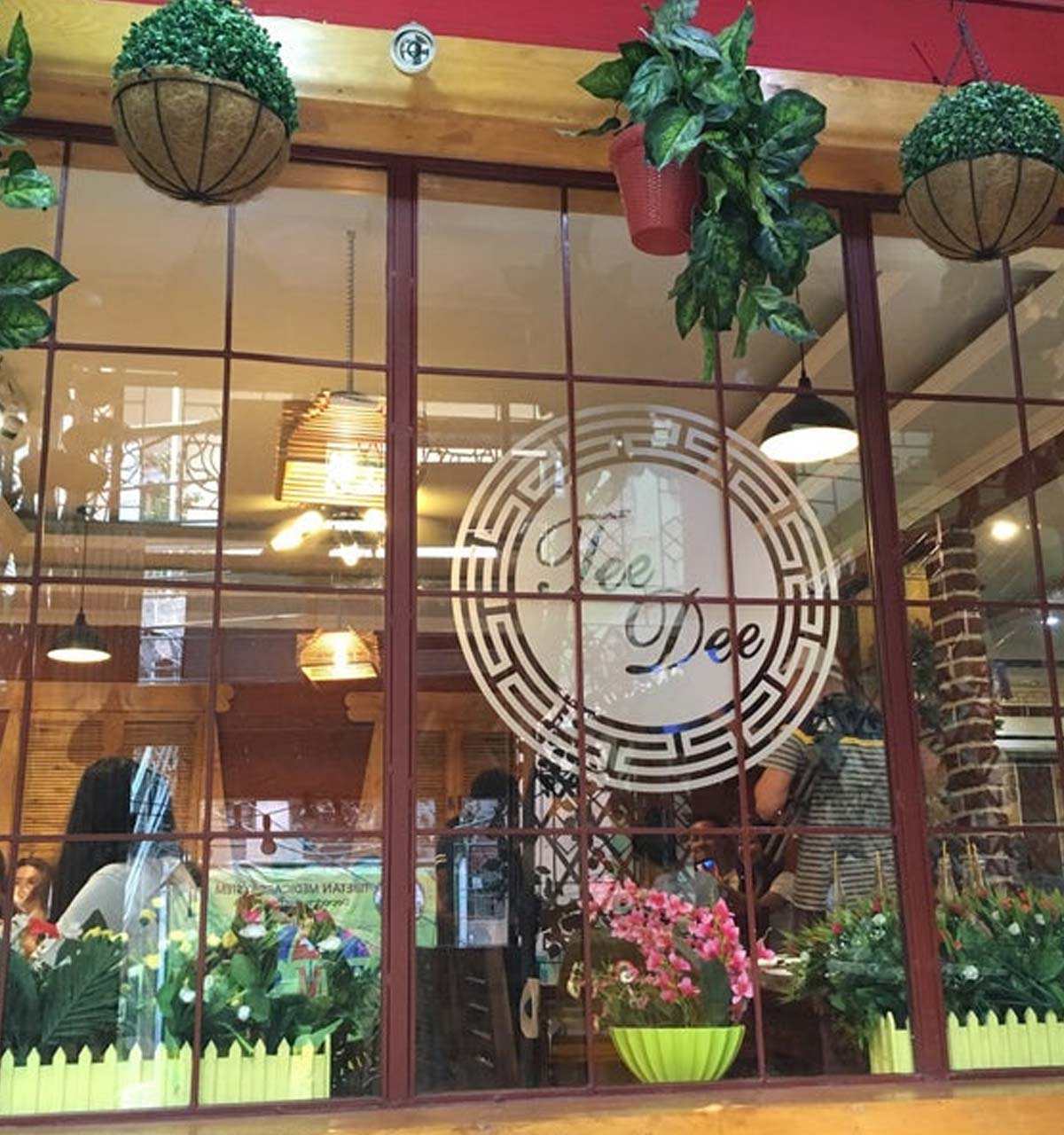 वैलेंटाइन डे पर अपने पार्टनर को दिल्ली के इन अफोर्डेबल रेस्टोरेंट में ...