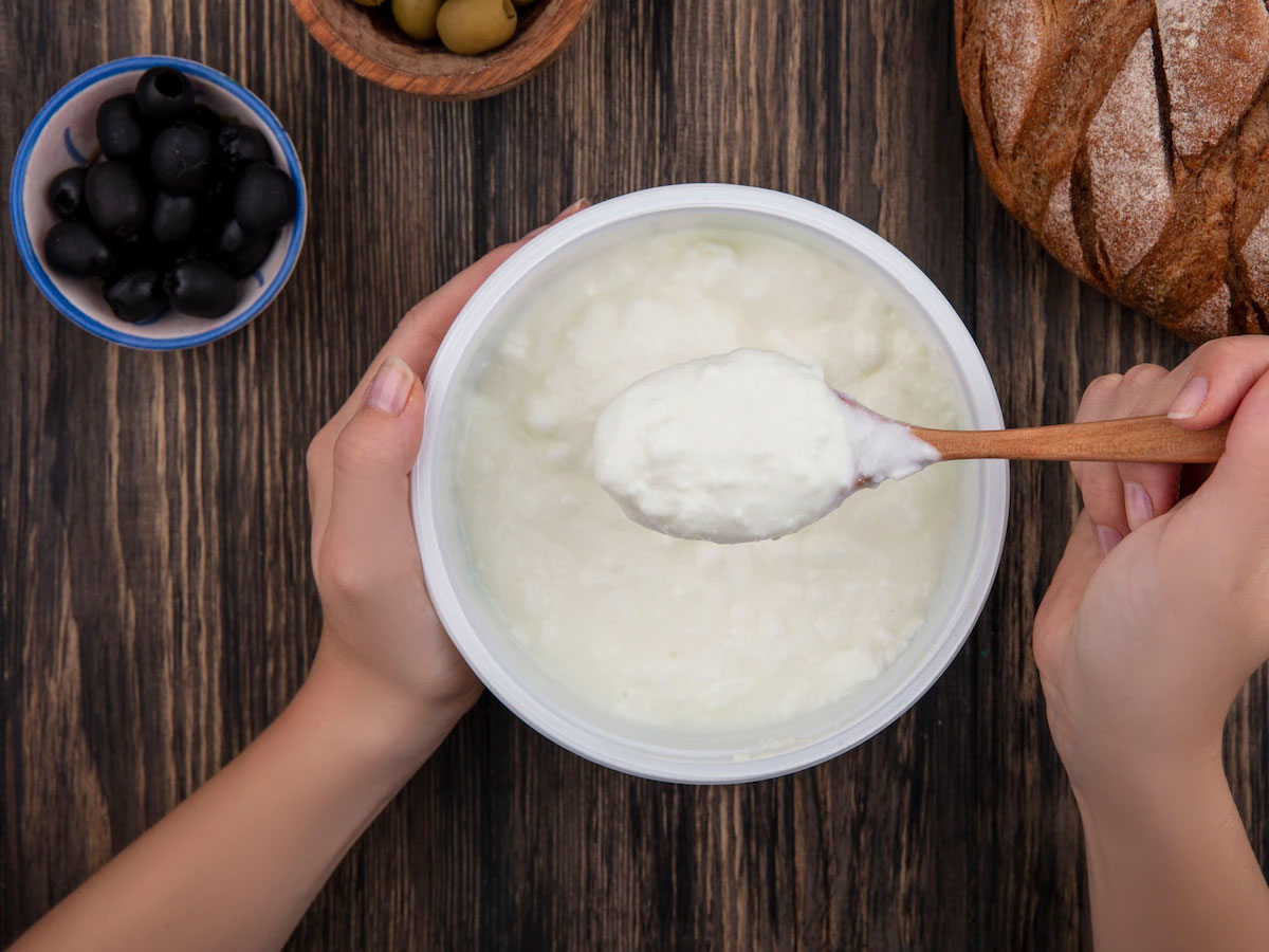 पैरों से निकलता है खून और हैं ड्राई तो दही के साथ ये 2 चीज़ें मिलाकर ...