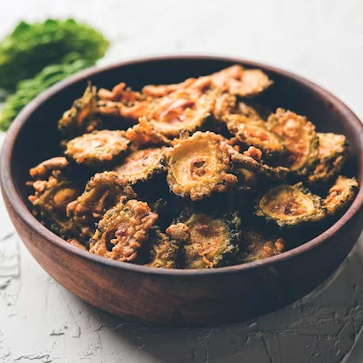 रिमझिम बारिश में बनाएं करेले के क्रिस्पी पकौड़े, यह रही आसान रेसिपी ...