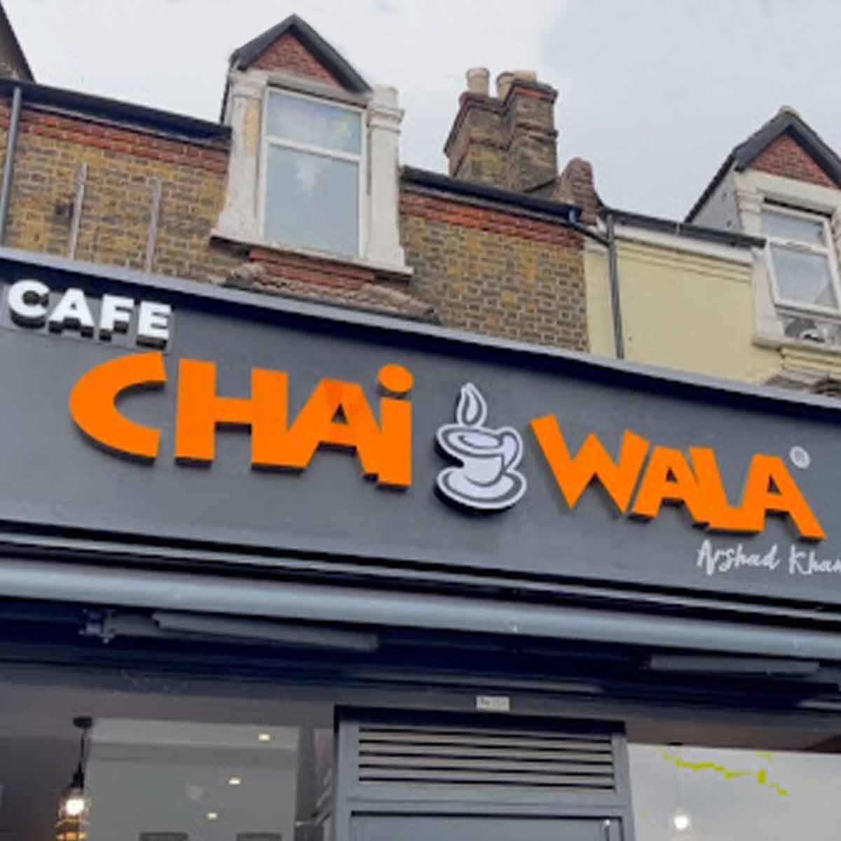 नीली आंखों वाले पाकिस्तानी चायवाले अरशद खान अब हैं लंदन में, बदल चुकी ...