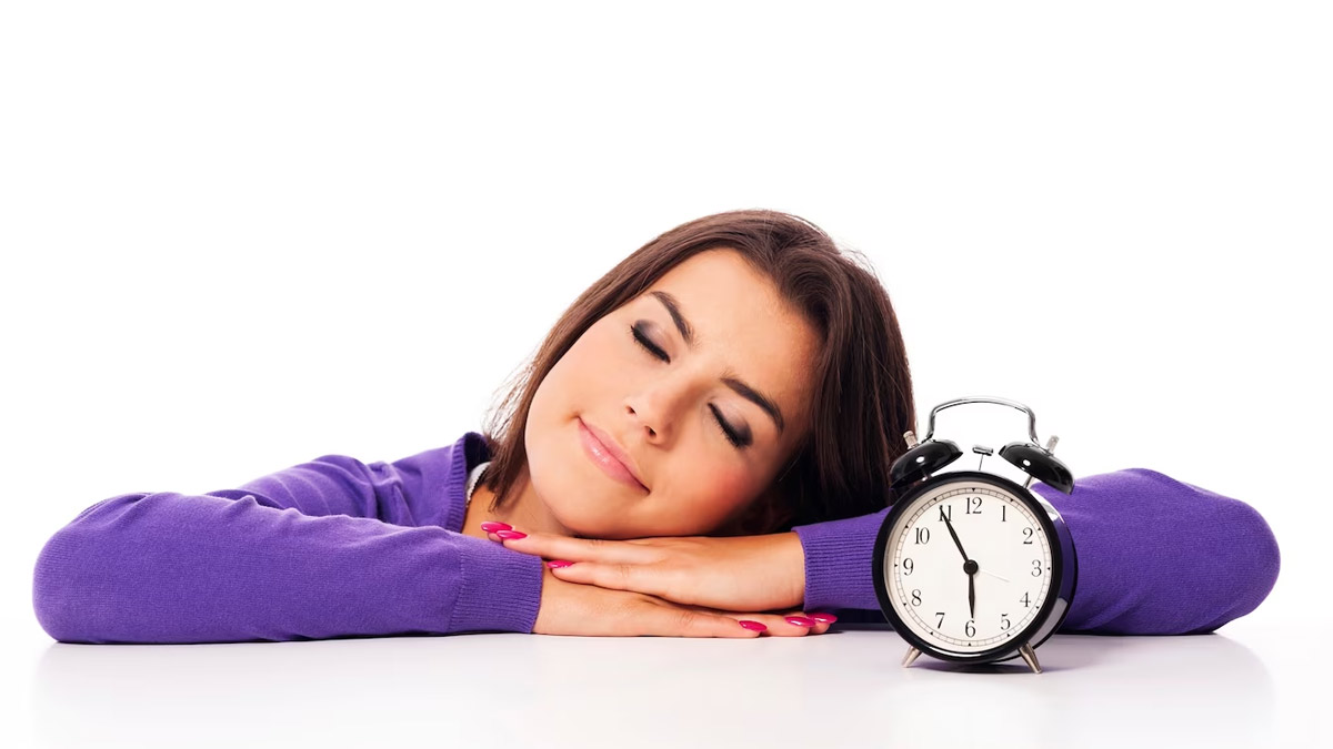 दोपहर में खाने के बाद सोना कितना सही? जानें आयुर्वेद की राय | ayurvedic ...