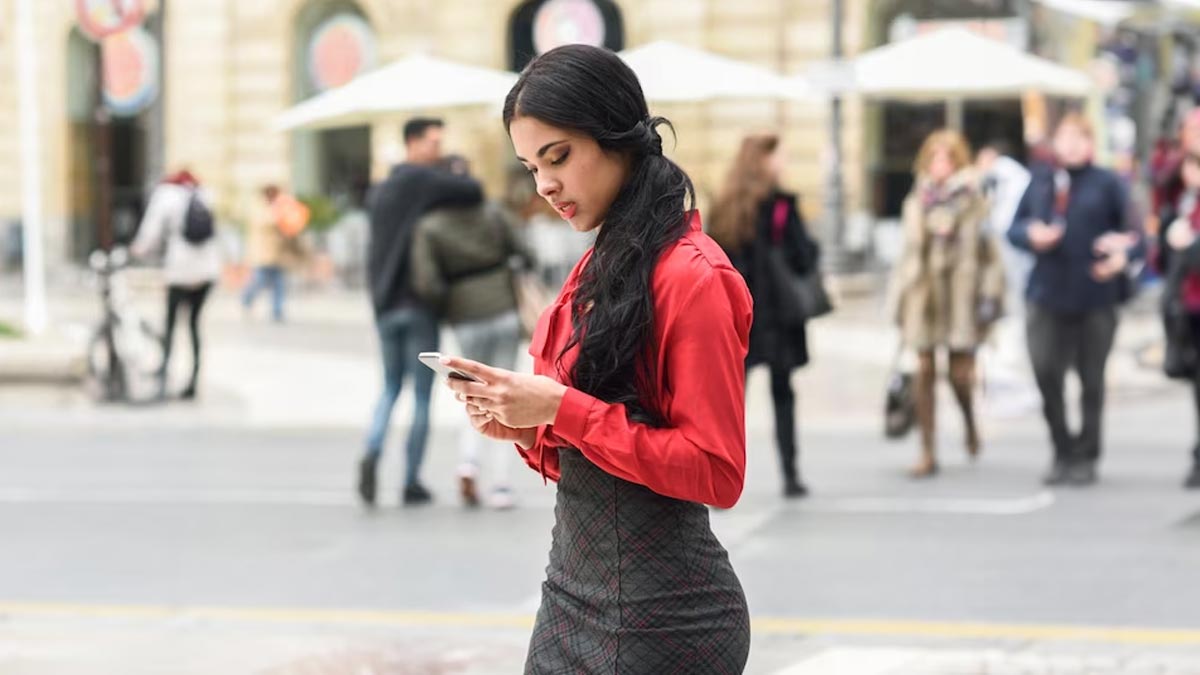 पब्लिक प्लेस में फोन का इस्तेमाल करते वक्त कभी ना करें ये भूल | what ...