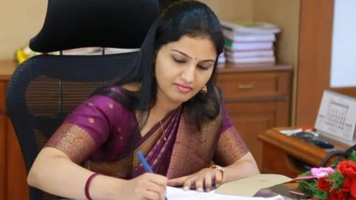 आईएएस रेनू राज ने पहले अटेम्प्ट में ऐसे हासिल की 2 रैंक, जानें उनकी ...