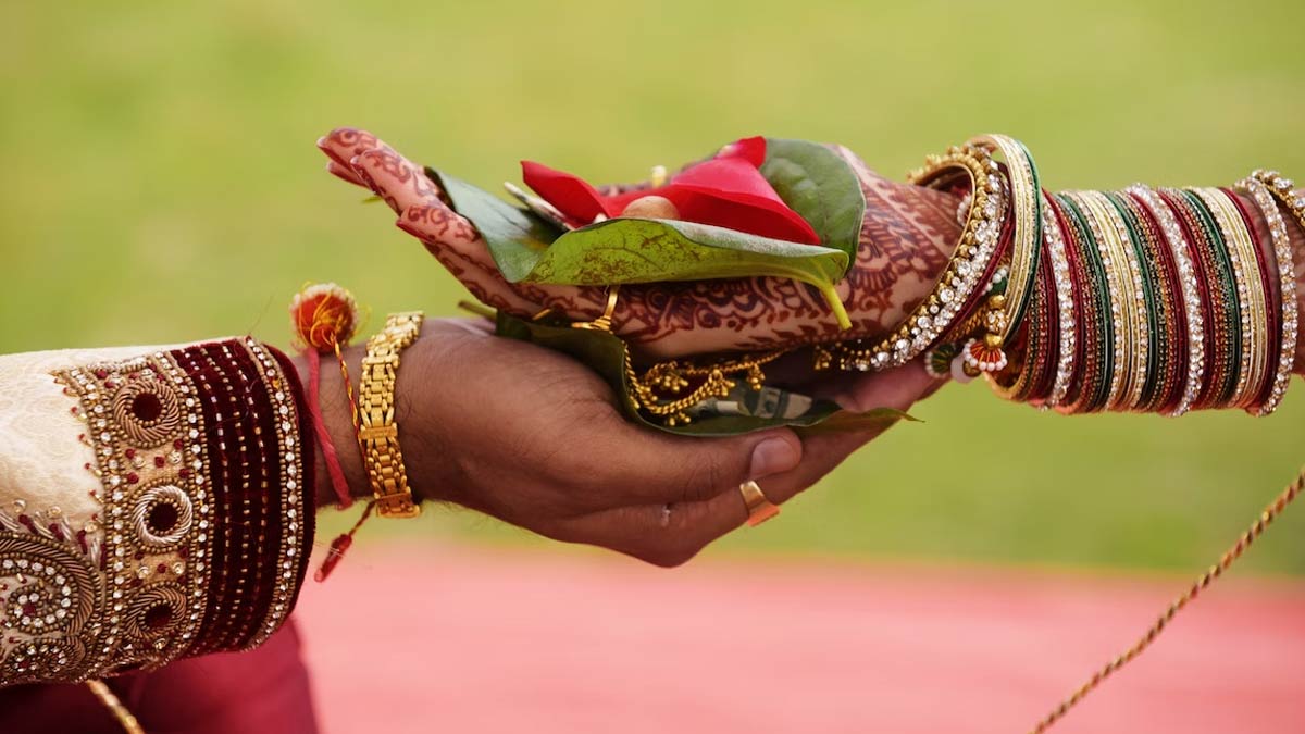 हिन्दू शादियों में क्यों की जाती है द्वार पूजा | significance of dwar ...