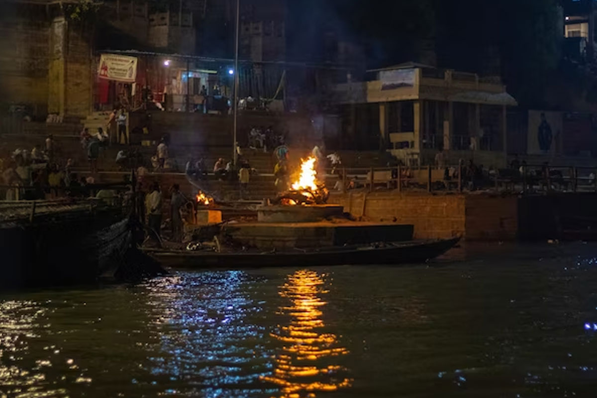 Transgender Funeral Rituals: आखिर क्यों किन्नरों का दाह संस्कार रात के ...