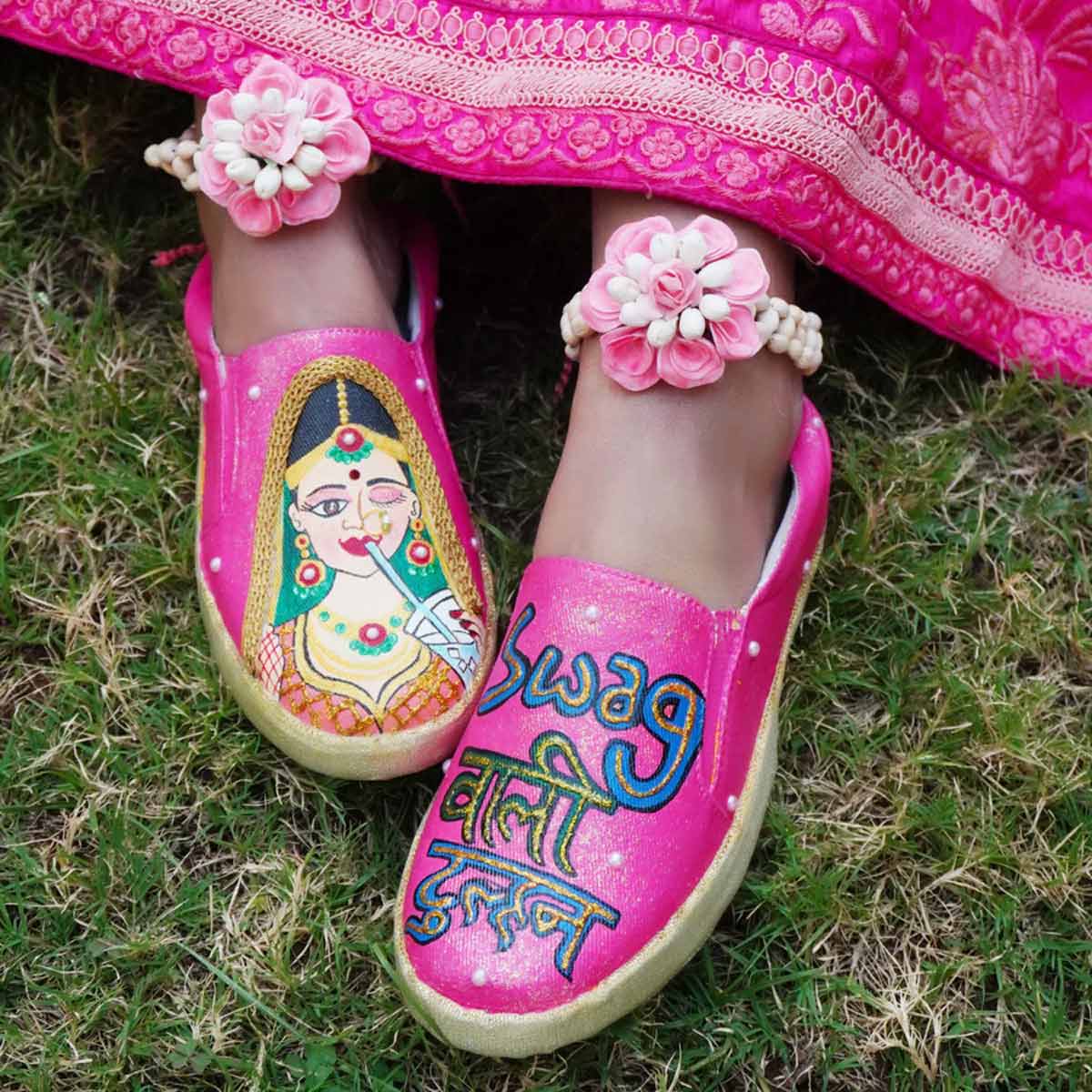 हील्स में कम्फर्टेबल नहीं होता है महसूस तो ब्राइडल लुक के साथ ट्राई ...