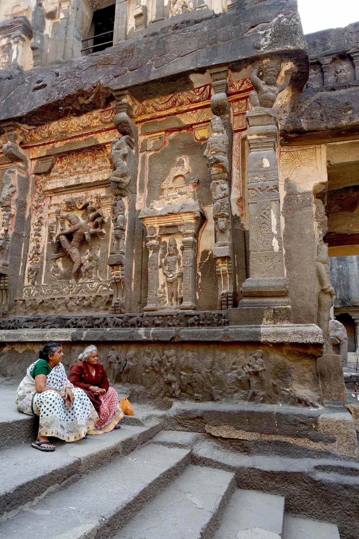 Mantra Significance: मंदिर की सीढ़ियों पर बैठकर जरूर बोलना चाहिए यह ...