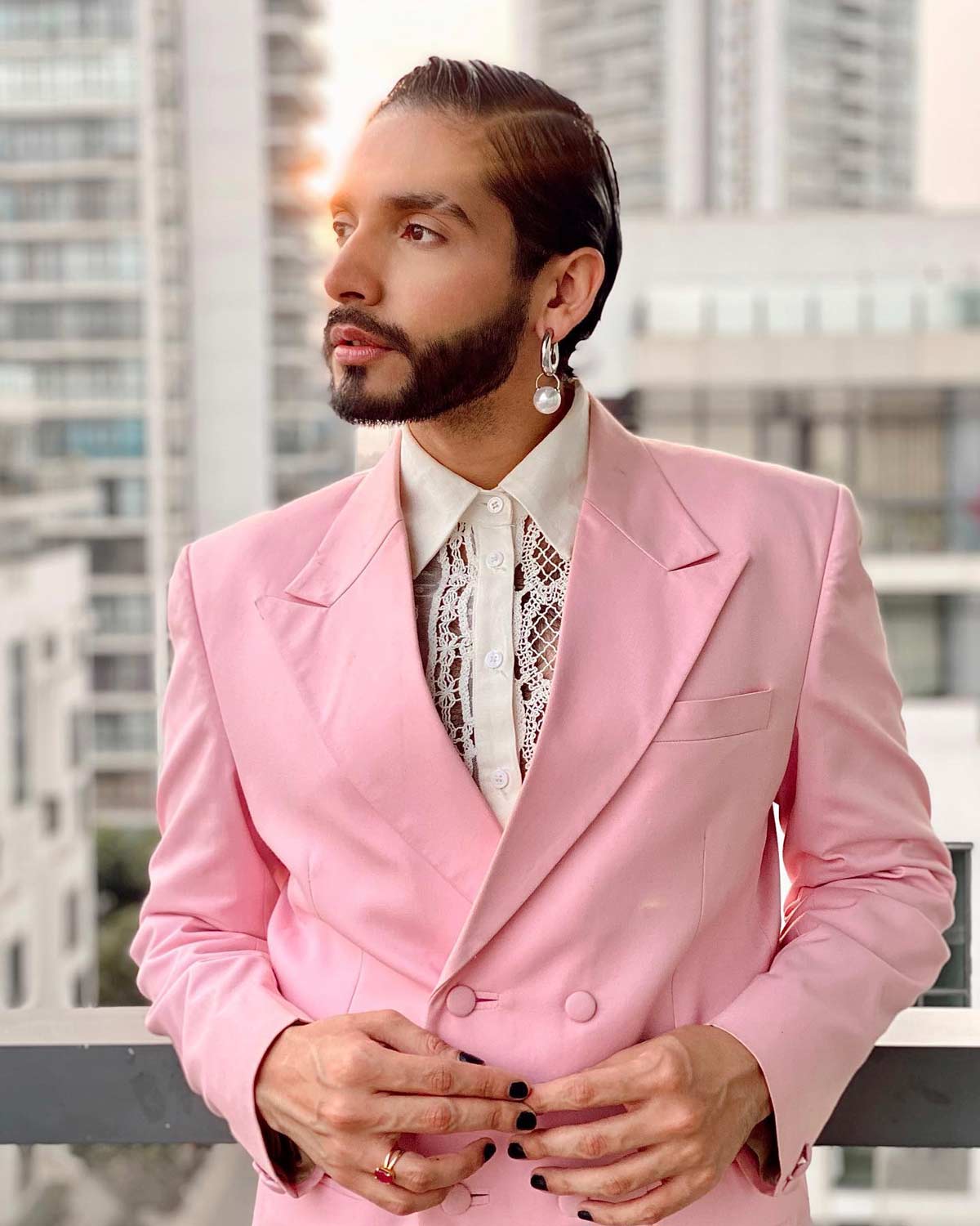 Gender Fluid : जेंडर-न्यूट्रल हैं शर्ट को स्टाइल करने के ये आसान टिप्स ...