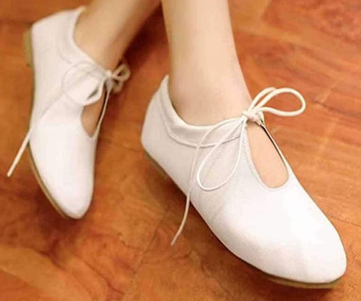 चौड़े हैं पैर तो पहनें इस तरह के फुटवियर, दिखेंगी आकर्षक | footwear ...