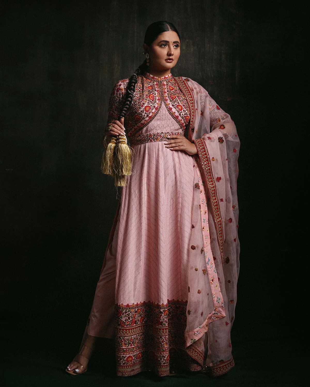 पिंक कलर के ये स्टाइलिश सूट डिजाइंस लगाएंगे आपकी खूबसूरती में चार चांद ...