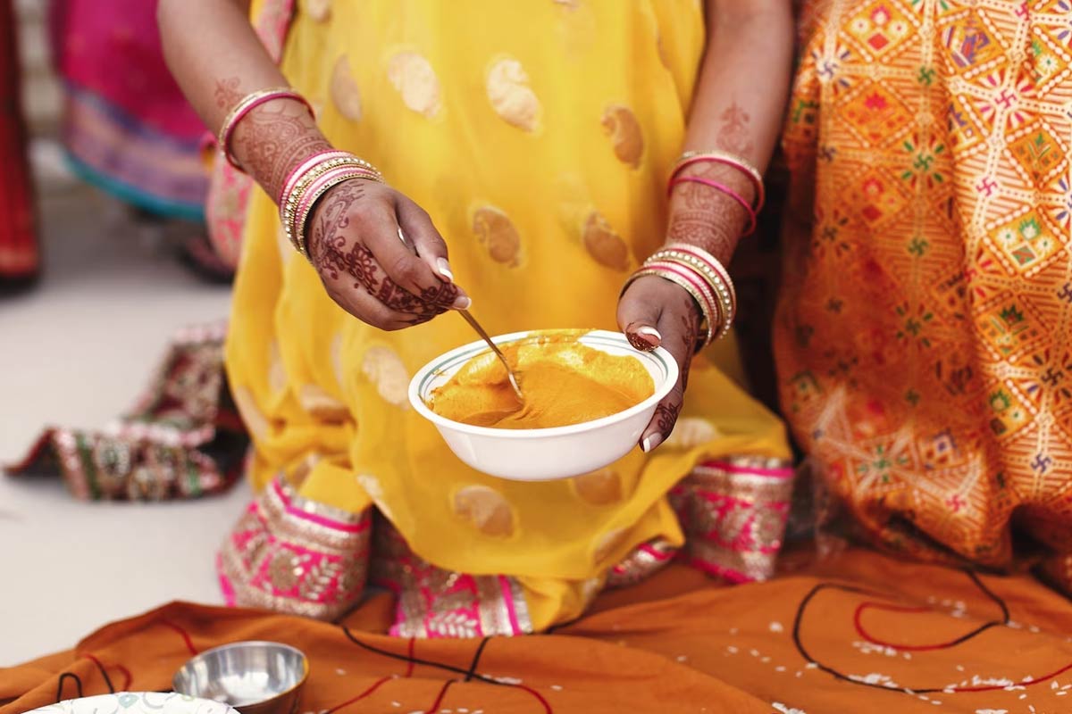 नई दुल्हन दूल्हे के घर में प्रवेश से पहले मुख्य द्वार पर क्यों लगाती है ...