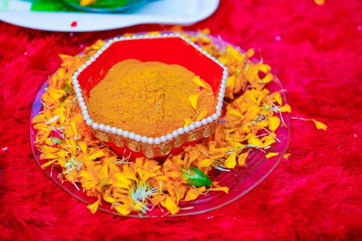 नई दुल्हन दूल्हे के घर में प्रवेश से पहले मुख्य द्वार पर क्यों लगाती है ...
