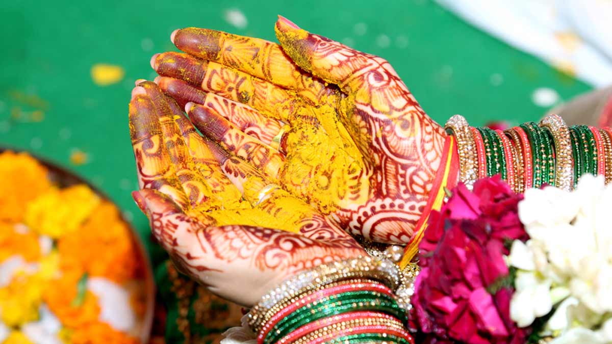 नई दुल्हन दूल्हे के घर में प्रवेश से पहले मुख्य द्वार पर क्यों लगाती है ...