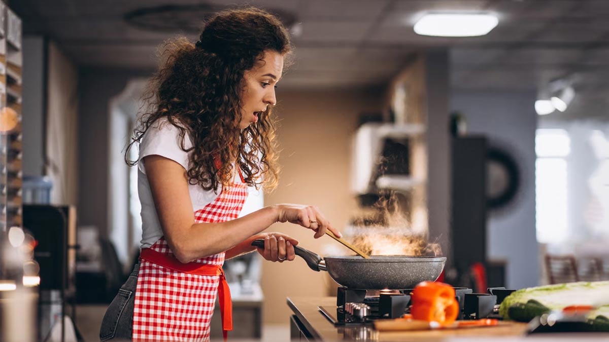 किचन में काम करते हुए ना करें ये 4 मिसटेक्स | worst kitchen cooking ...