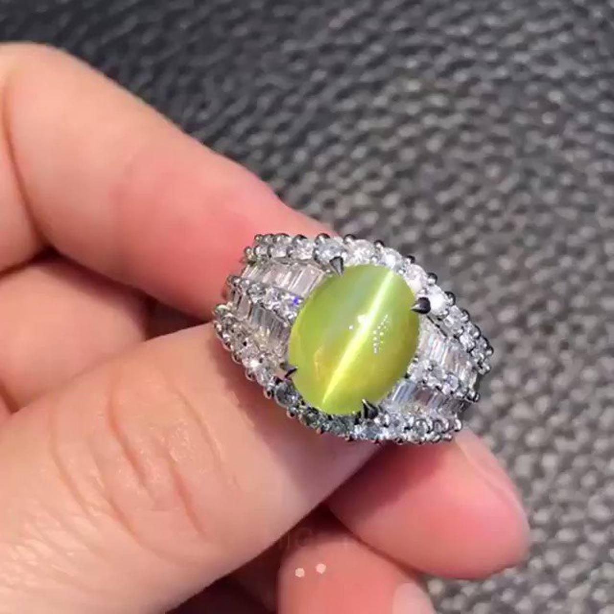 Astro Tips: लहसुनिया पत्थर का महत्व जानें, इसे धारण करने से होते हैं ये ...