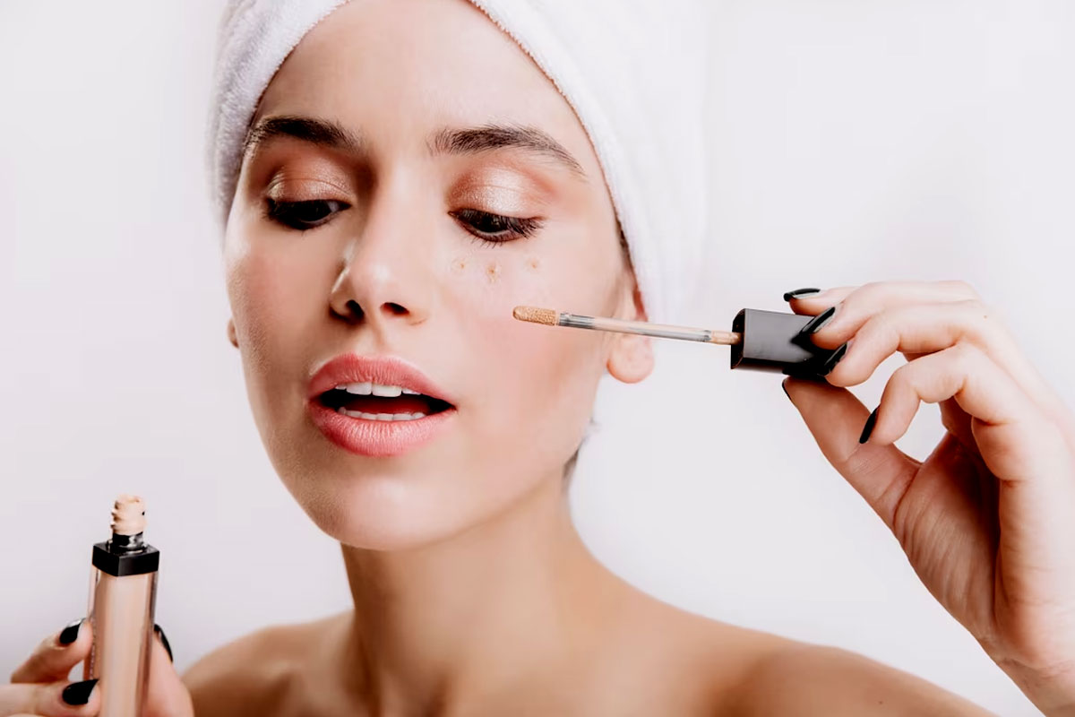 एक्ने और पिंपल्स के दाग धब्बों को छिपाने के लिए ऐसे चुनें कंसीलर Tips 6506