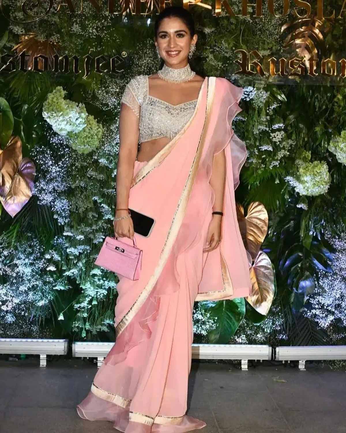 Ambani Closet: अंबानी परिवार की महिलाएं हैं महंगे कपड़ों, गहनों और बैग् ...