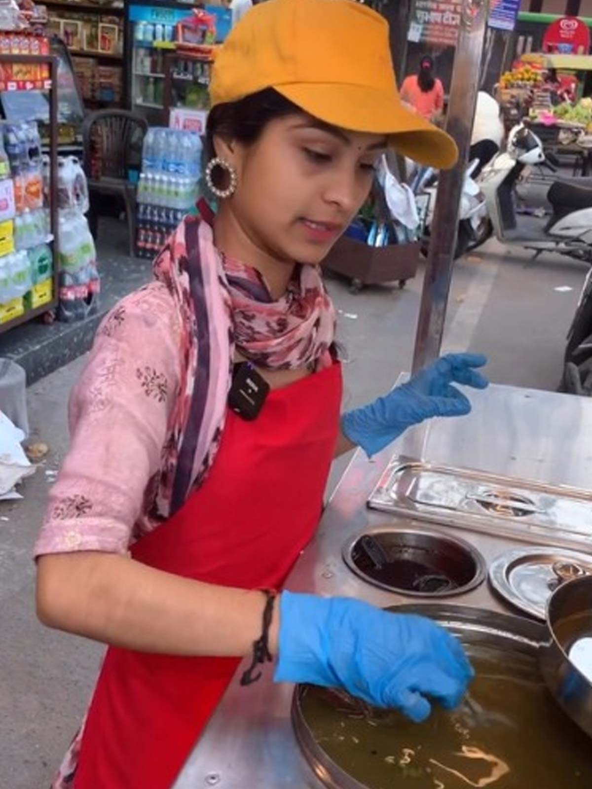 आखिर कौन हैं हेल्दी और टेस्टी गोलगप्पे खिलाने वाली 'बीटेक पानीपुरी वाली'? | know about btech ...