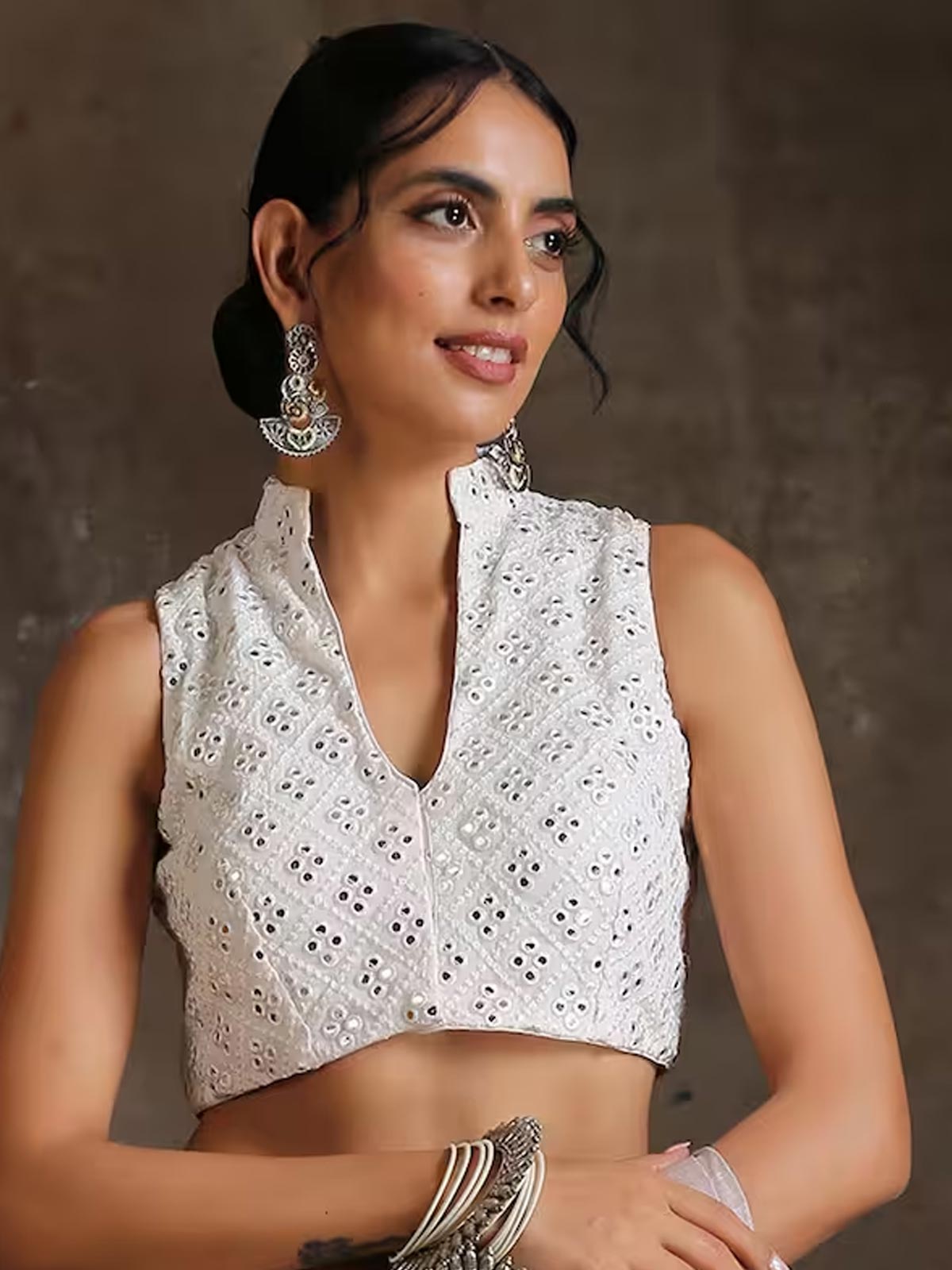 देखें स्लीवलेस ब्लाउज के ट्रेंडी डिजाइंस Trendy Sleeveless Blouse