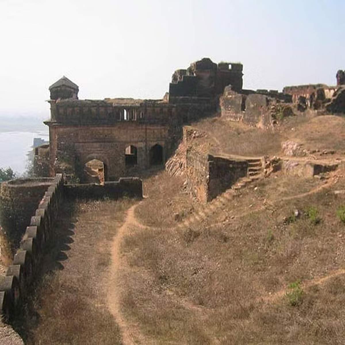 आखिर क्यों इस किले के गेट पर होती है 7 लड़कियों की पूजा | why girls are ...