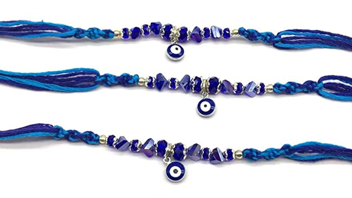 Astro Tips: कलाई में काला ही नहीं बल्कि नीला धागा पहनने से भी मिलते हैं ...