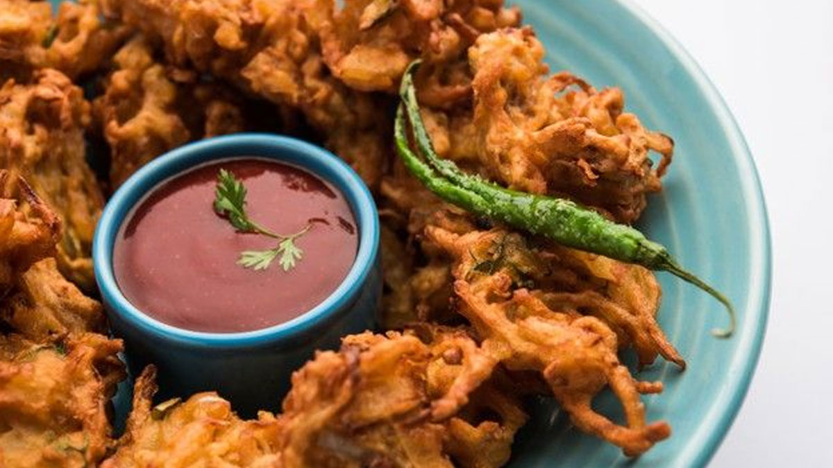 बंगाली स्टाइल में तैयार करें प्याजी, शेफ संजीव कपूर से जानें रेसिपी ...