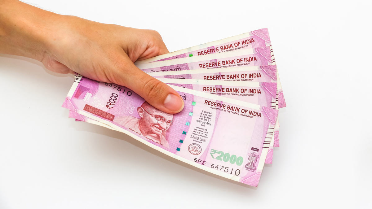 सपने में किसी को पैसे देना हो सकता है इस बात का संकेत | giving money to ...