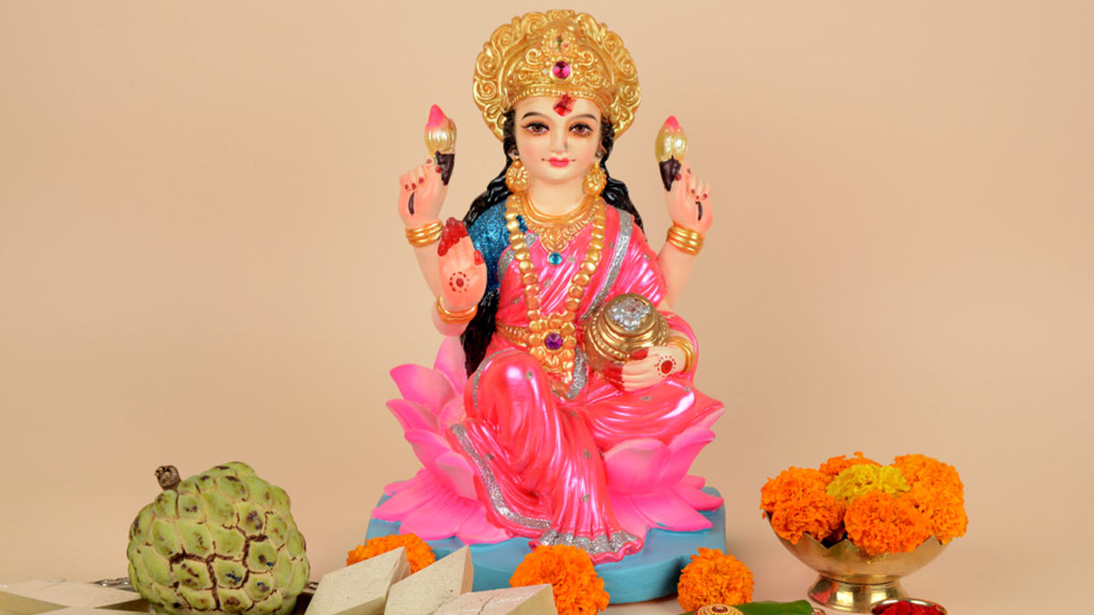 Vaibhav Lakshmi Udyapan Vidhi: ऐसे करें वैभव लक्ष्मी व्रत कथा का ...