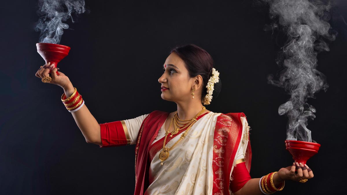 Durga Puja Dhunuchi Dance: दुर्गा पूजा में धुनुची डांस करती नजर आईं ...