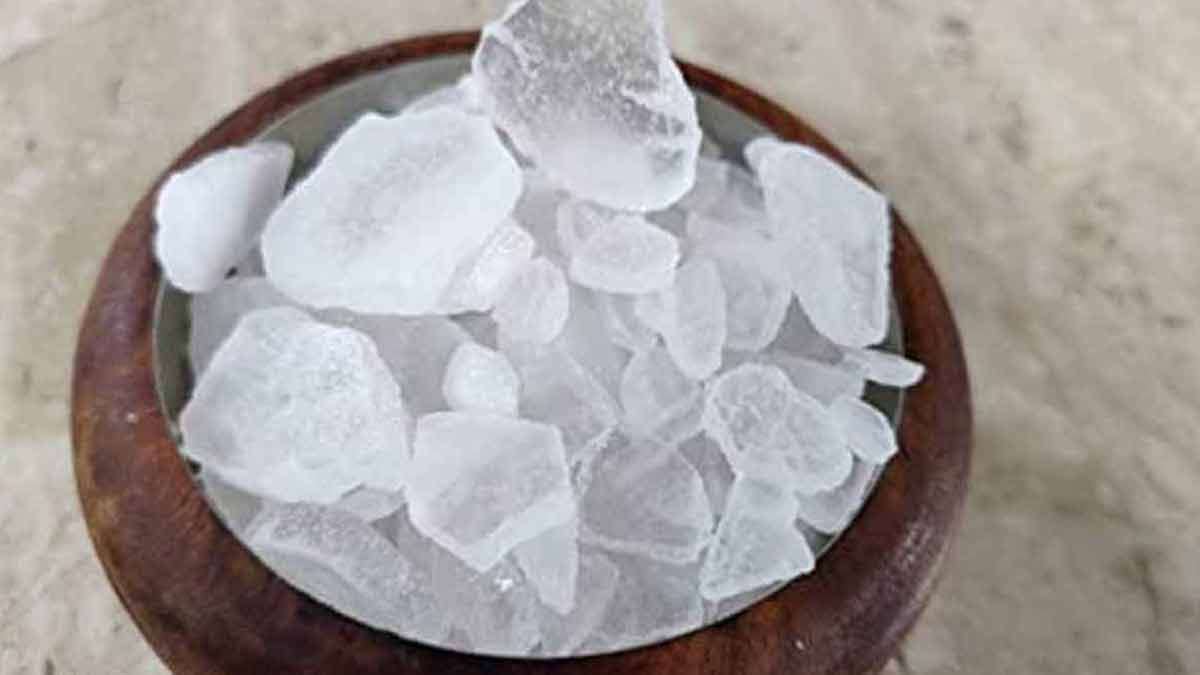 Alum Remedies: दाम्पत्य जीवन में खुशहाली बनाए रखने के लिए आजमाएं फिटकरी ...