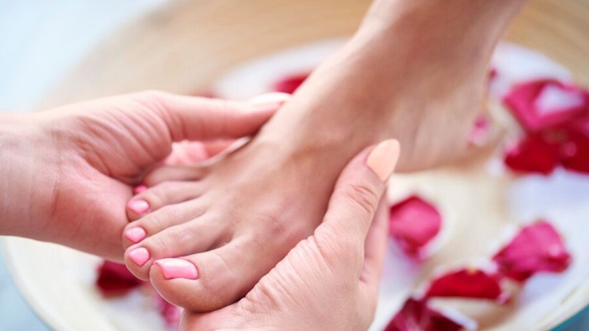 जानें गंदे पैरों को साफ करने का तरीका | how to clean feet at home ...
