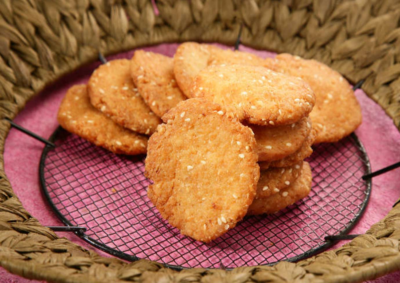 Meethi Mathri Recipe: Learn How To Make Delicious Meethi Mathri For ...