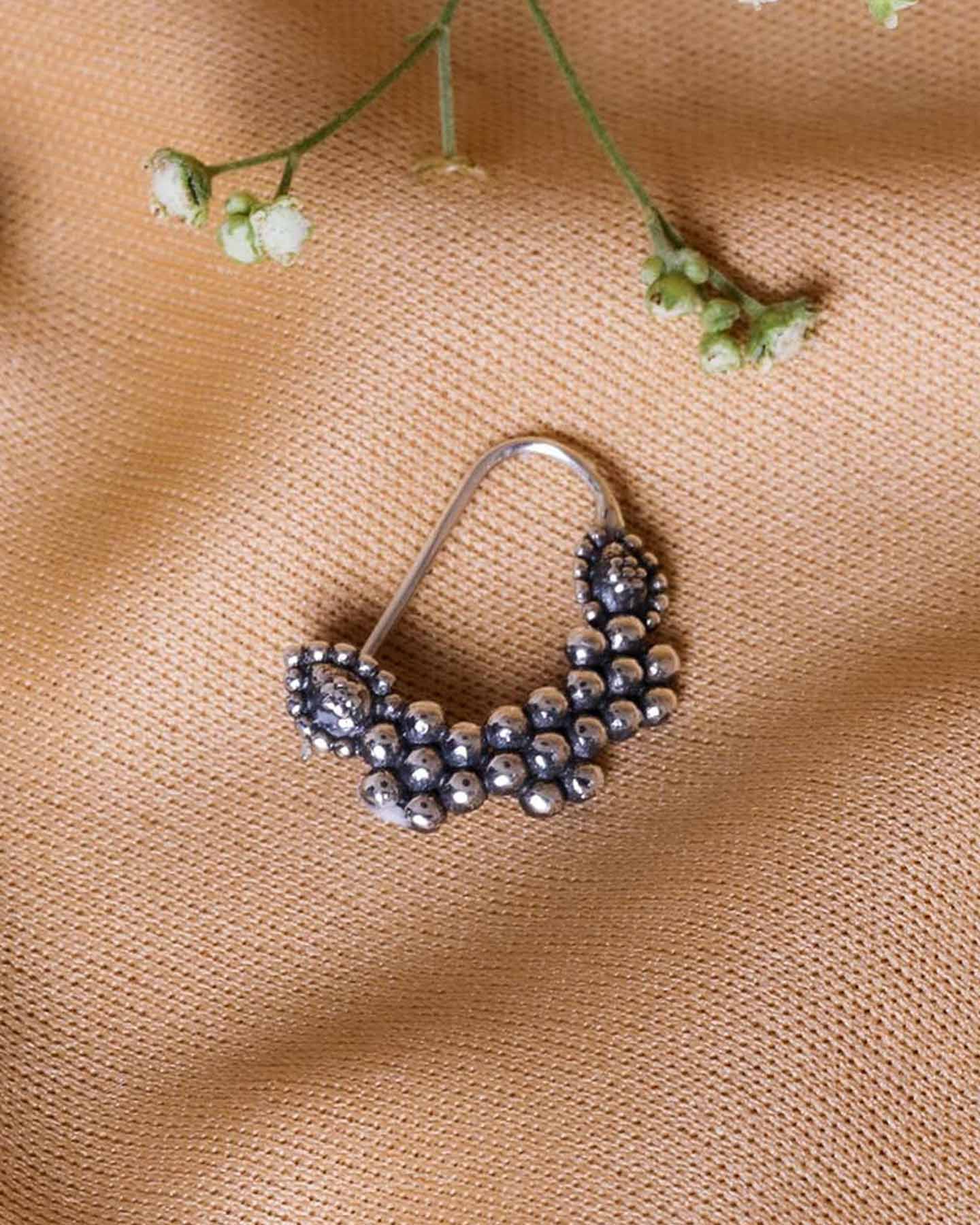 Karwa Chauth Nose Pin: करवा चौथ पर इन आउटफिट के साथ वियर करें ये नोज ...
