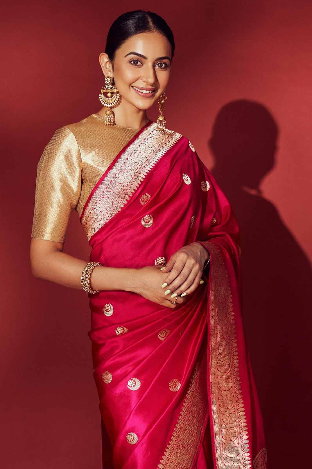 Diwali Blouse Designs: इस दिवाली हैवी वर्क साड़ी के साथ कॉन्ट्रास्ट में ...