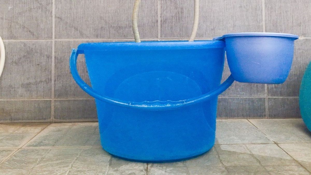 Vastu Tips: बाथरूम में रखें इस रंग की बाल्टी, घर आएगी सुख-समृद्धि ...