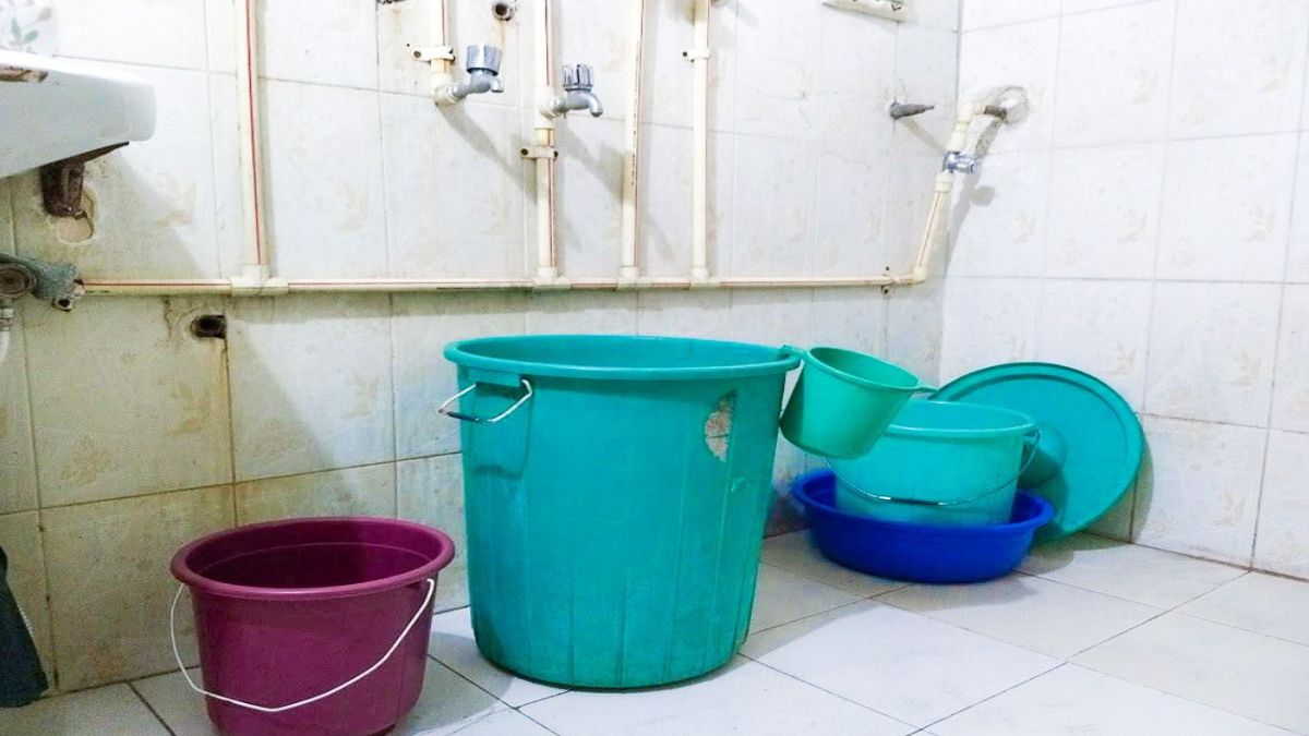 Vastu Tips: बाथरूम में रखें इस रंग की बाल्टी, घर आएगी सुख-समृद्धि ...