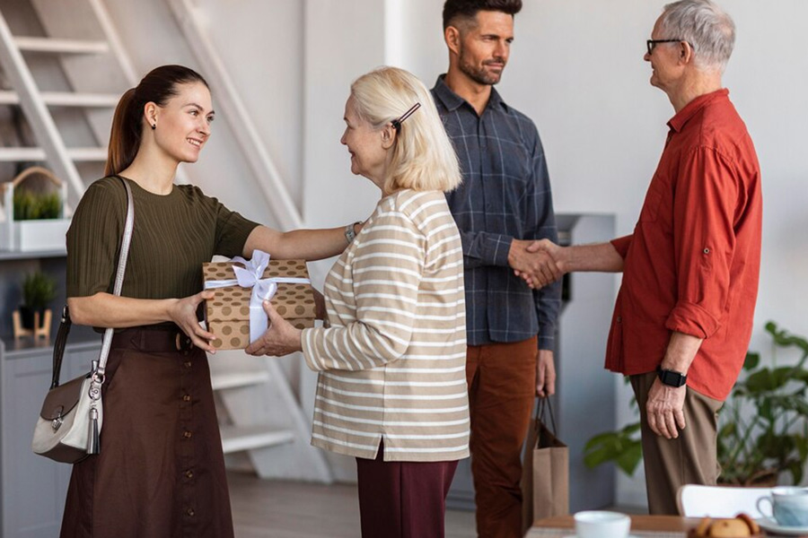 Relationship tips: रिश्तेदारों के घर जा रहे हैं? इन चीजों को ले जाना न ...