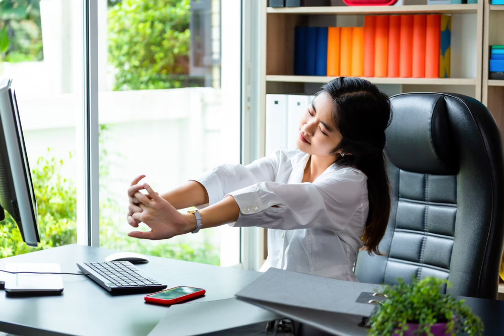 9 घंटे करते हैं ऑफिस में काम तो हो सकती है ये बीमारी, ऐसे बरतें सावधानियां | side effects of ...