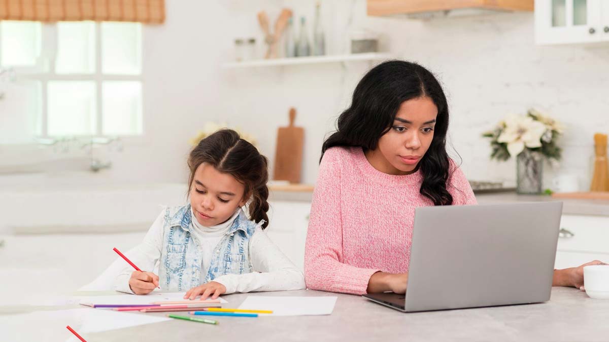पुराने तरीके से नहीं.. अब इन Modern Parenting Tips से अपने बच्चों की ...