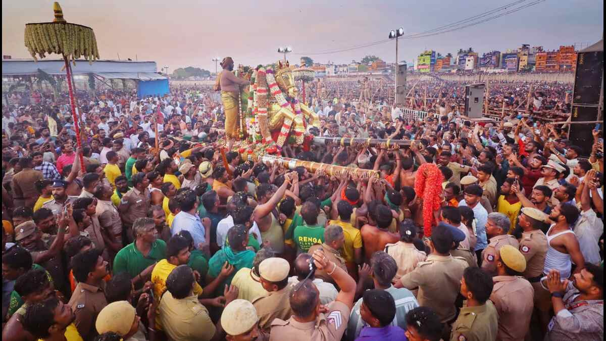 பச்சை பட்டு உடுத்தி வைகை ஆற்றில் எழுந்தருளிய கள்ளழகர்- லட்சக்கணக்கான ...