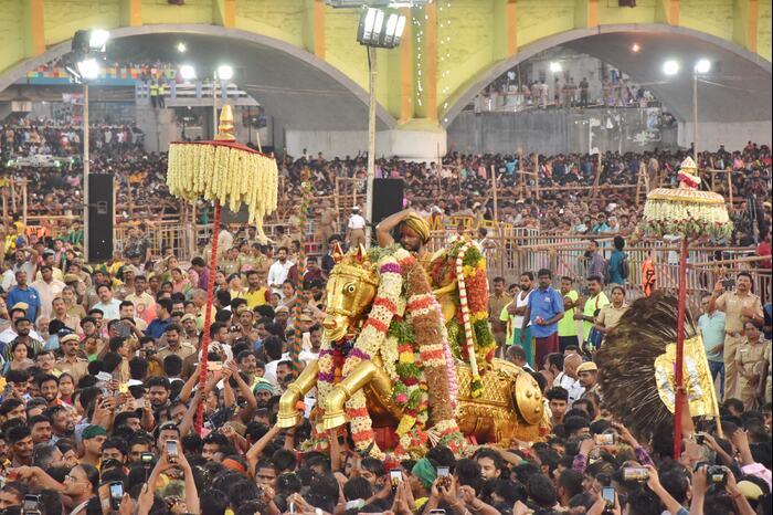 பச்சை பட்டு உடுத்தி வைகை ஆற்றில் எழுந்தருளிய கள்ளழகர்- லட்சக்கணக்கான ...