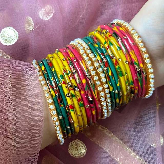 सूट के साथ वियर कर सकती हैं लेटेस्ट डिजाइंस वाली ये चूड़ियां | try ...