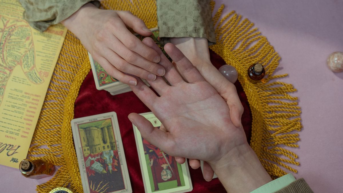 A Lesson On Palmistry: Expert Tells How To Read Your Palm Lines In Just ...