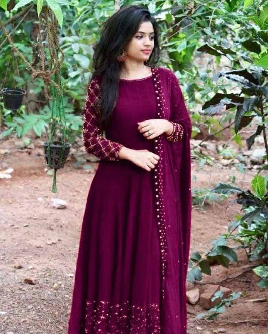 कैजुअल पार्टी में नजर आना चाहती हैं स्टाइलिश, तो ये आउटफिट्स करें वियर ...