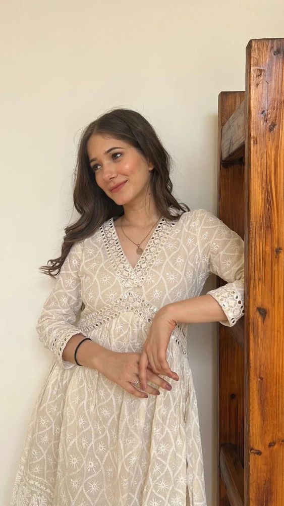 White Chikankari Kurti Deisgns To Slay This Summer | Herzindagi