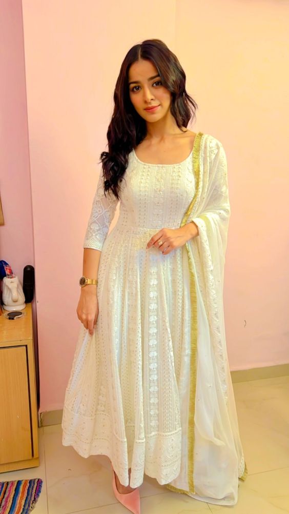 White Chikankari Kurti Deisgns To Slay This Summer | Herzindagi