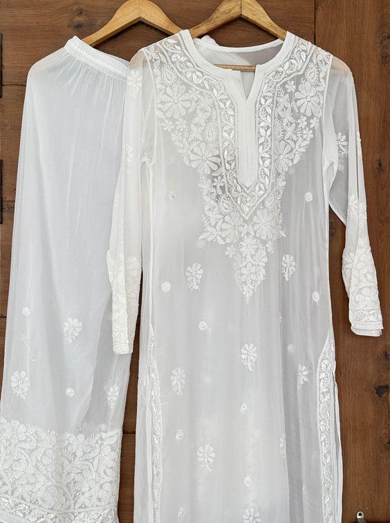 White Chikankari Kurti Deisgns To Slay This Summer | Herzindagi
