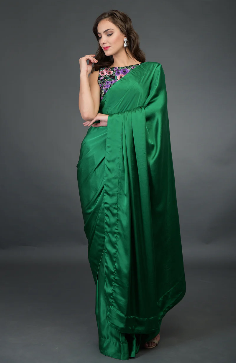 Green Saree Blouse Designs: कजारी तीज पर हरी साड़ी को खूबसूरत लुक देने ...